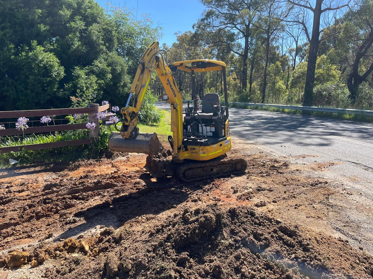 Komatsu 1.8t Excavator & Tipper Trailer Hire Australia – Kinselas kustoms